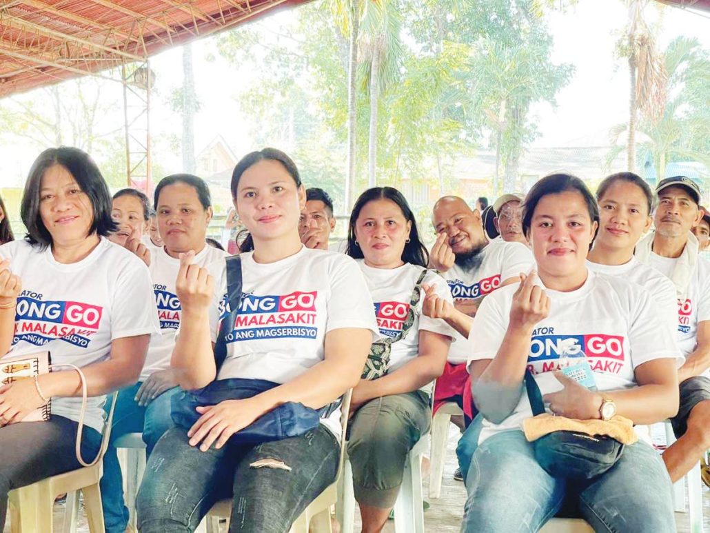 Bong Go aids displaced workers in Pontevedra, Bago City