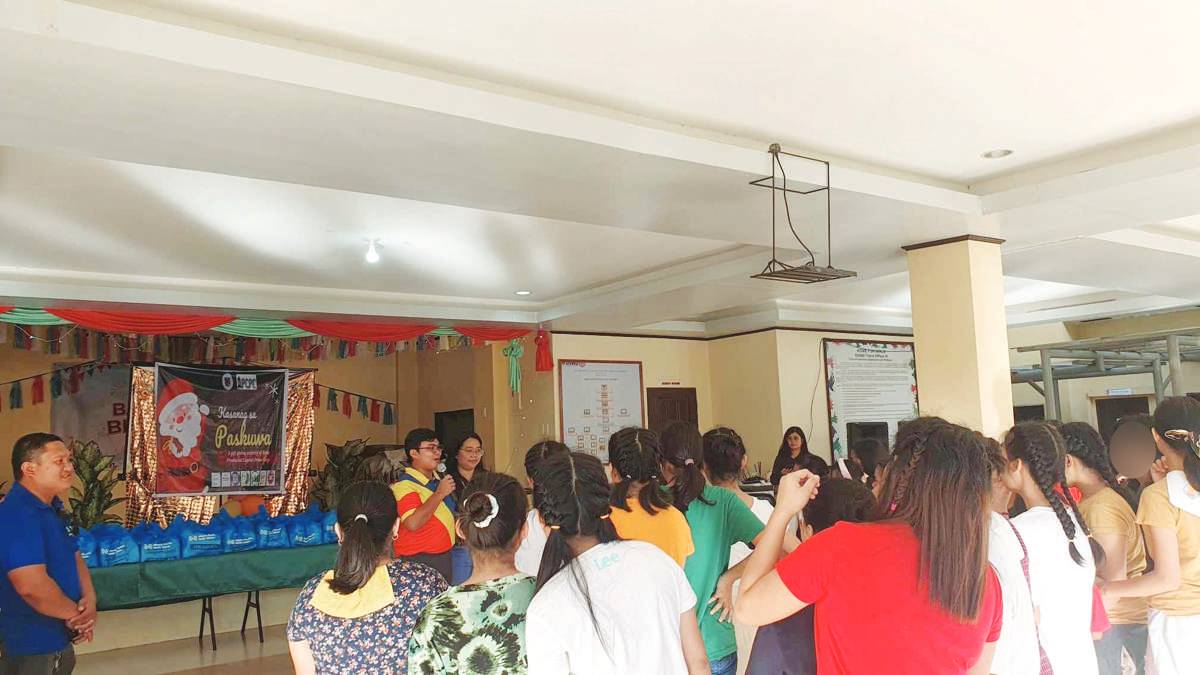 Iloilo Provincial Capitol Press Corps grants wishes of 35 children at ...