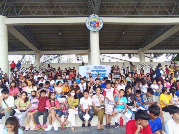 162 indigent students get educational aid