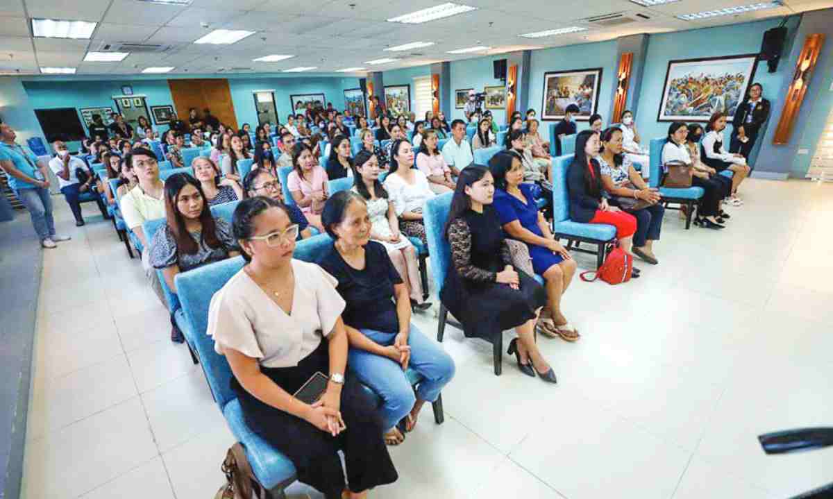 ‘EDUCATION IS VITAL’: Iloilo City’s Uswag Scholarship program supports ...
