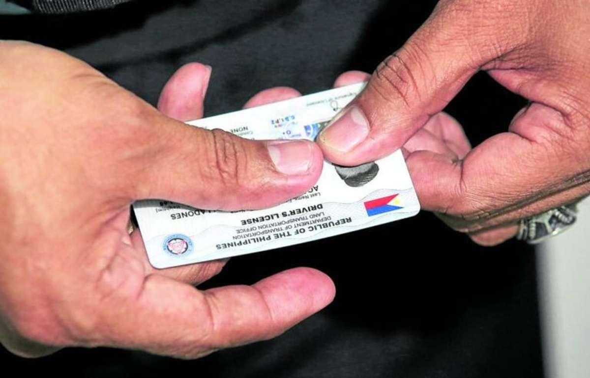 LTO Aklan begins distributing plastic license cards