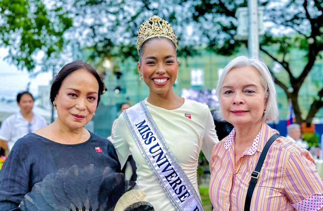 Chelsea Manalo poses for snaps with Gloria Diaz and Margie Moran