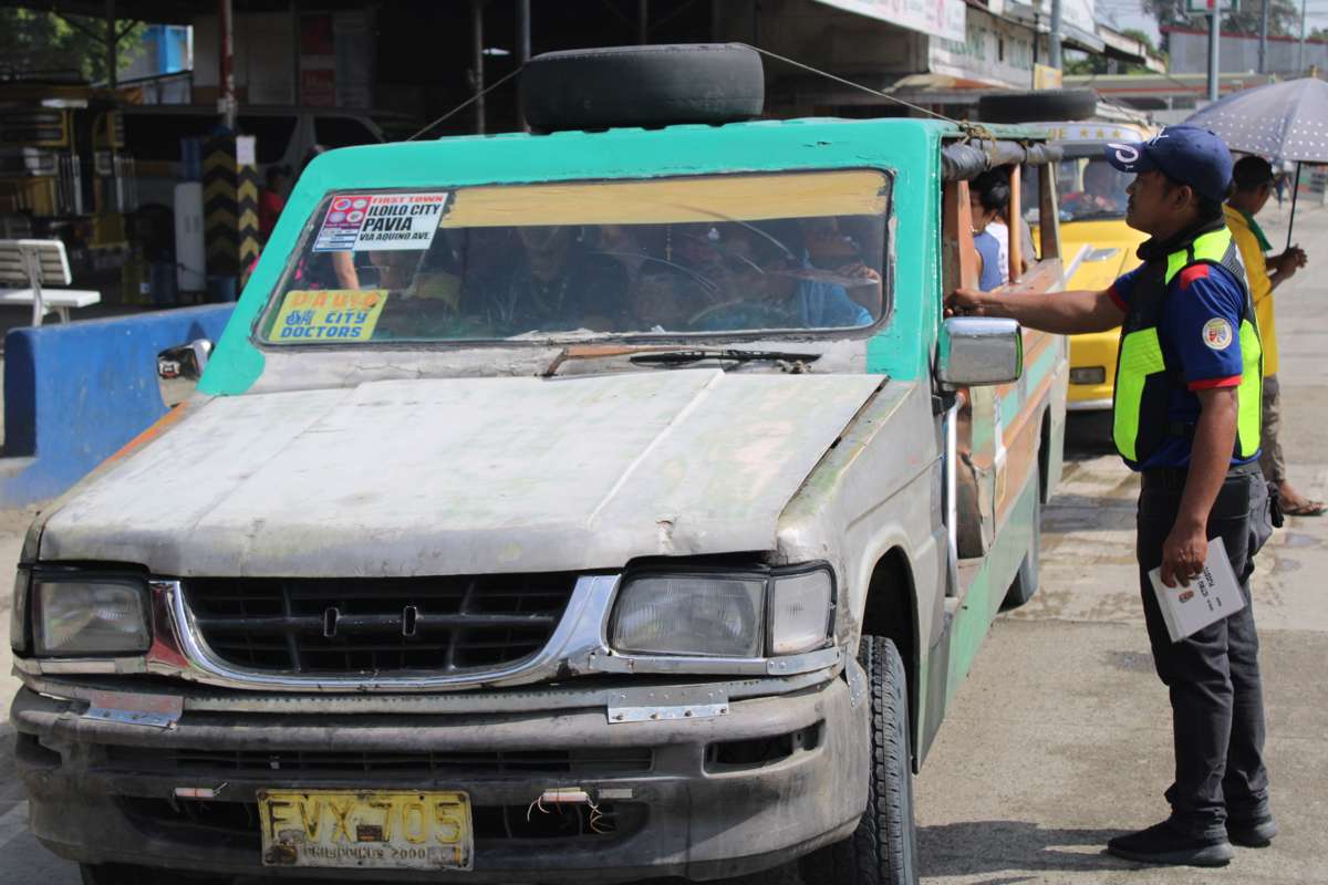 Consolidated jeepneys want ‘colorum’ out of streets