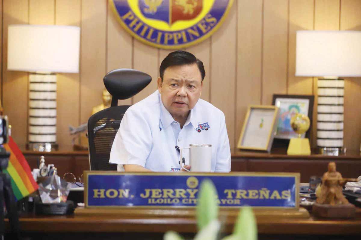 Does Treñas engage trolls on social media?