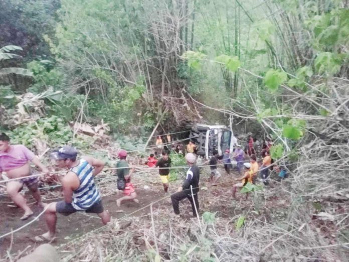 16 hurt as van falls off ravine in Leon