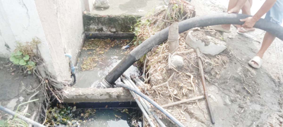 CLEARING WATERWAYS: Iloilo City gov’t conducts year-round declogging ...