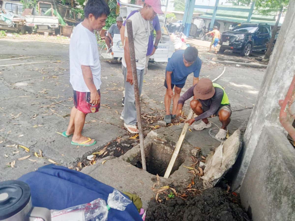 CLEARING WATERWAYS: Iloilo City gov’t conducts year-round declogging ...