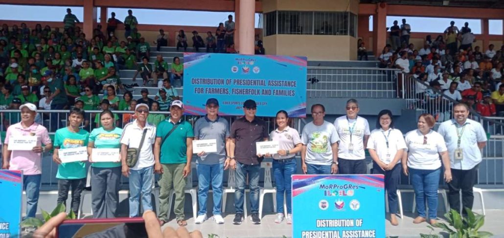 Iloilo farmers, fisherfolk receive P10K aid under Presidential ...