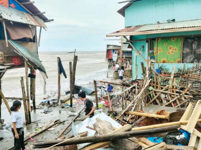 Big waves batter houses in Molo’s coastal brgy