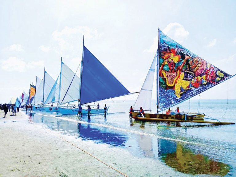 42 sailboats compete in Paraw Regatta slalom race