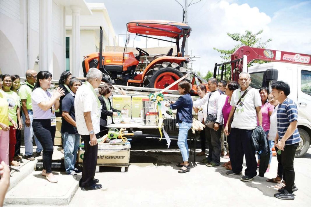 ARBs in Guimaras receive farm machineries