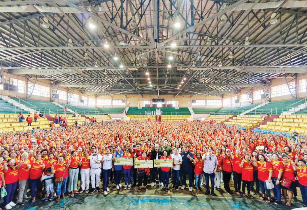Nearly 2,000 volunteers in Roxas City get special risk allowance