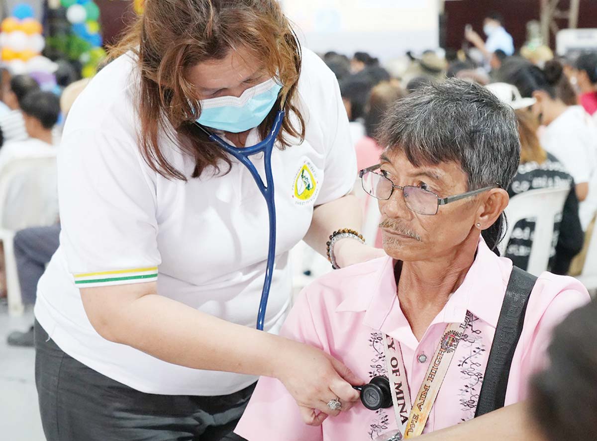 DOH-6 brings free health services to 300 Mina residents on World TB Day