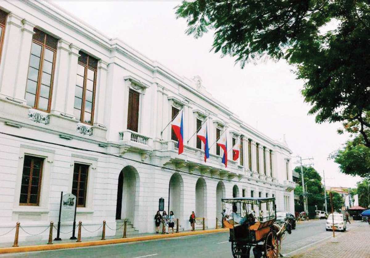 Stronger peso eases Philippine debt rise