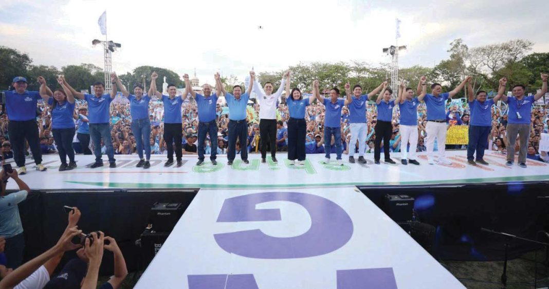 TEAM USWAG FOR THE WIN! Over 50K Ilonggos in full force at Uswag Miting de Avance