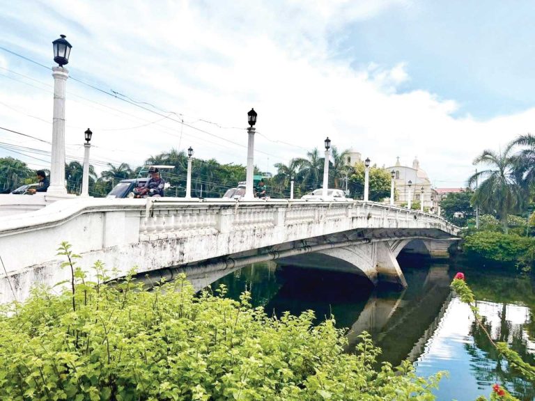 Roxas City Gov’t to restore Capiz Bridge