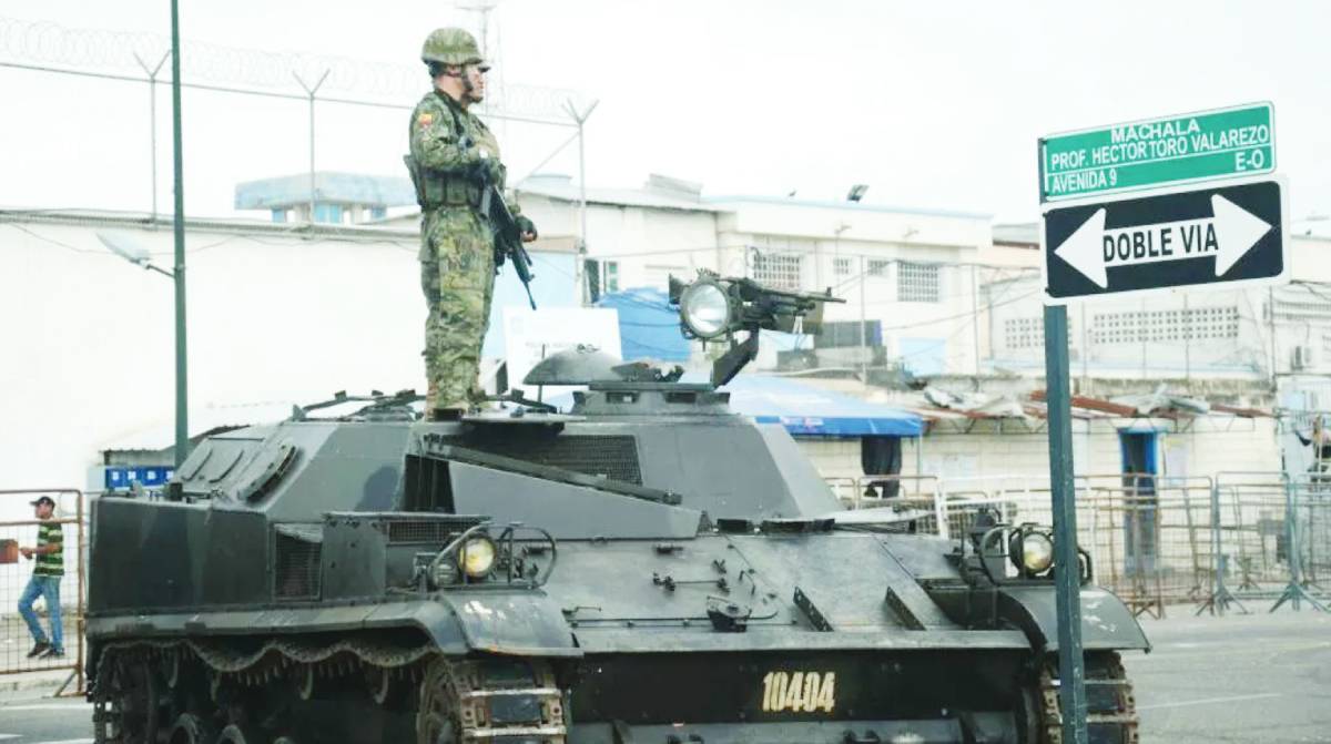 Guard, 13 inmates killed in Ecuador prison fight