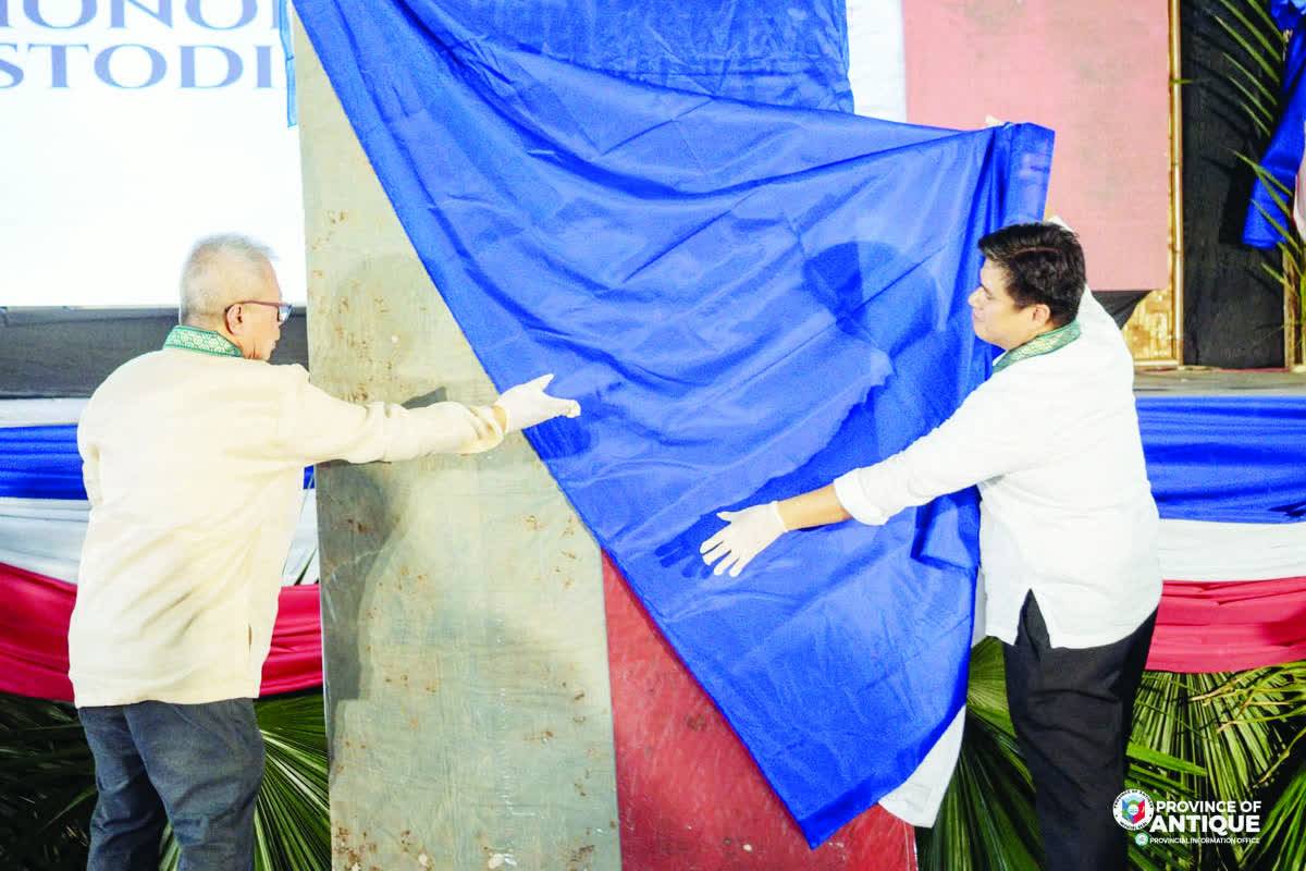 PAGTUGYAN: 1898 revolutionary flag formally turned over to the province ...