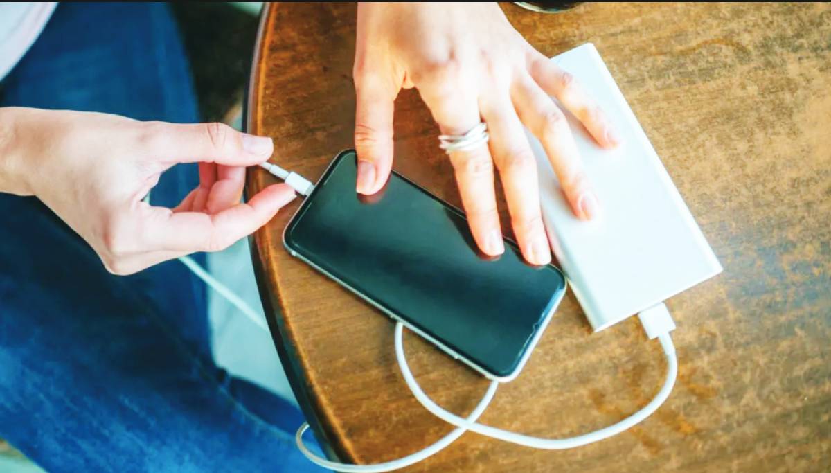 Aussie catches fire after power bank overheats