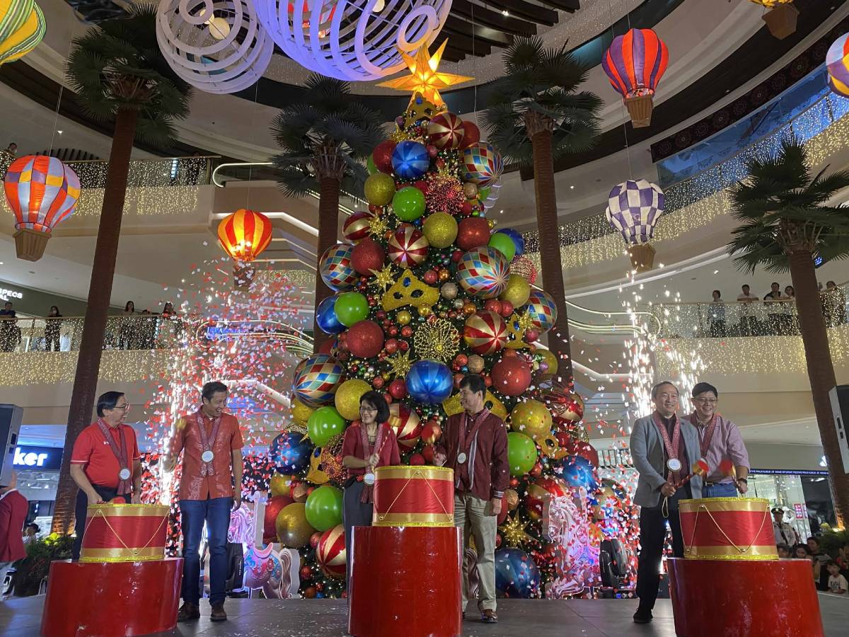 Festive Walk Iloilo’s Magical Holiday Circus Shines with Light and Joy