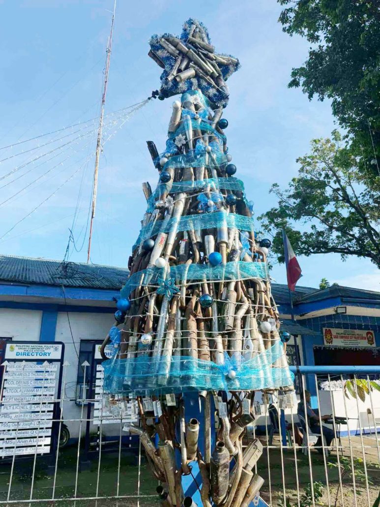 Muffler Christmas Tree:A bold showcase of art and law enforcement