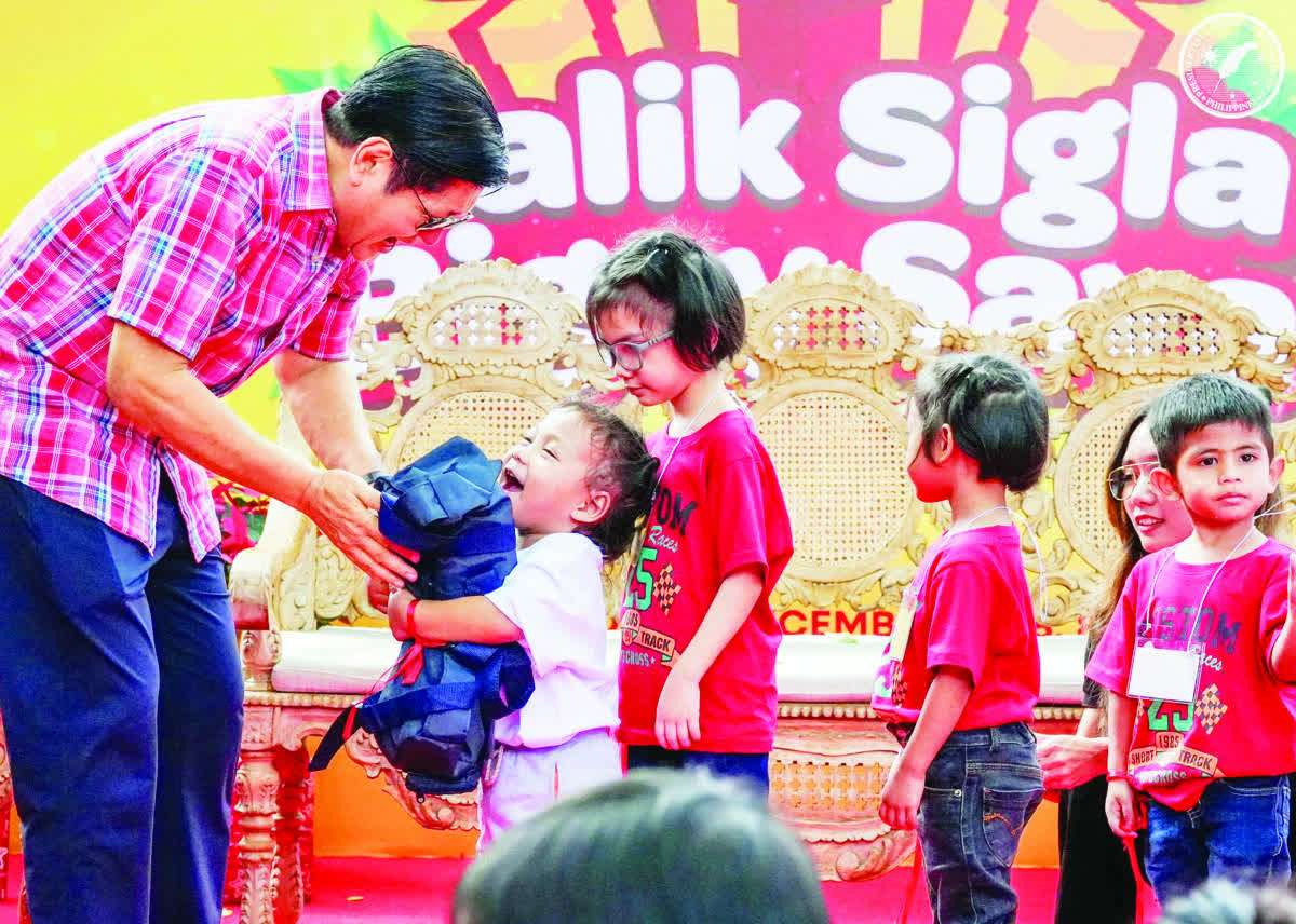 Marcos turns gift-giving event into call for gratitude, unity