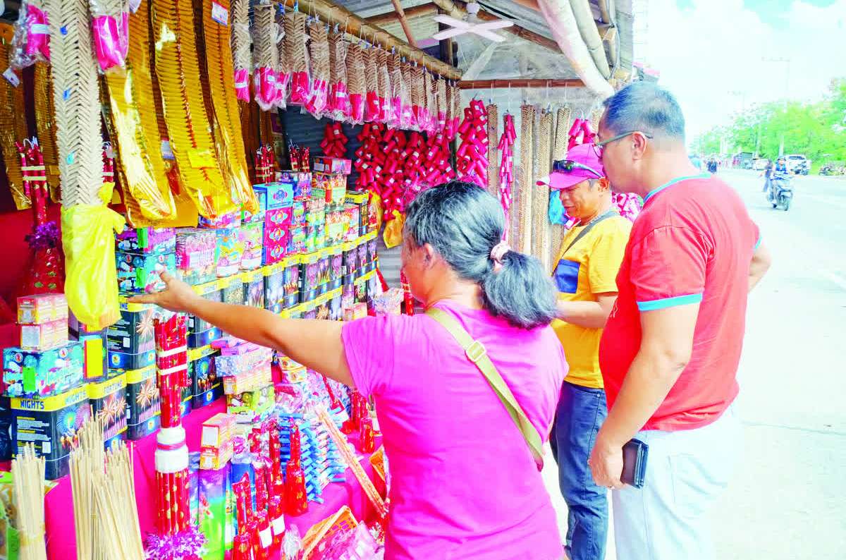 FIRECRACKERS AND FAITH: Ilonggos keep New Year tradition alive despite ...