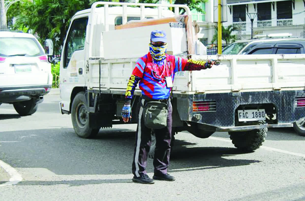 Heavy traffic builds in Iloilo City as holiday travelers, shoppers ...