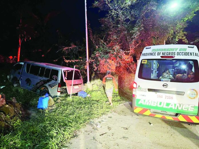 8 injured as van overshoots road in NegOcc town