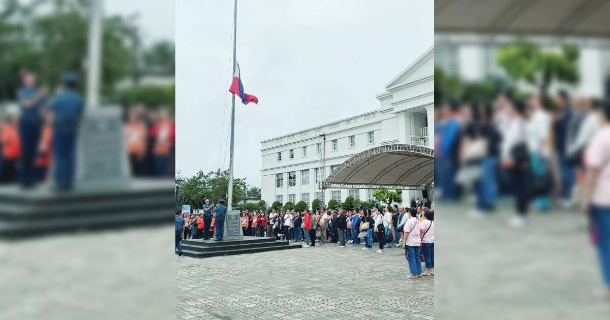 Bacolod mayor reminds city hall employees to wear prescribed uniforms