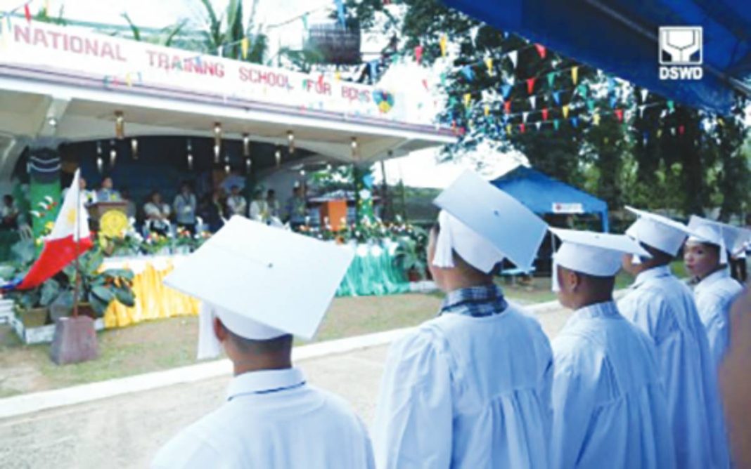 DepEd orders no-frills graduation nationwide amid rising costs